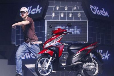 กรี๊ดๆ พี่บี้ แจกรูป พี่บี้ ที่หาได้จากเวป มอไซด์ Honda Click i | Dek-D.com