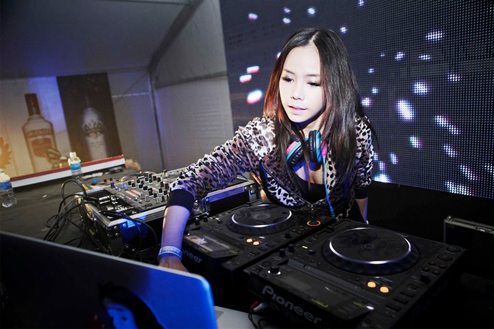 DJ Roxy June ดีเจหญิงแนวหน้าของเมืองไทย | Dek-D.com