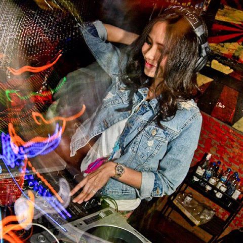 DJ Roxy June ดีเจหญิงแนวหน้าของเมืองไทย | Dek-D.com