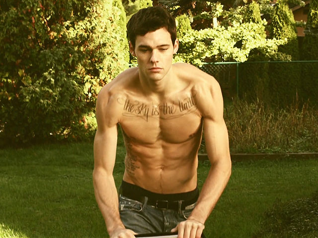 [pic]พระเอก mv call me maybe จ้า Holden Nowell >.,