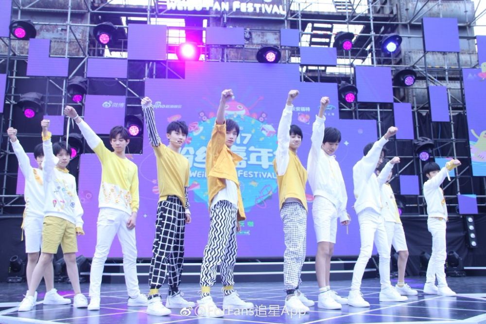 เด็กฝึกจีนงานดี TF Family เซตโปรโมท 10 คน | Dek-D.com