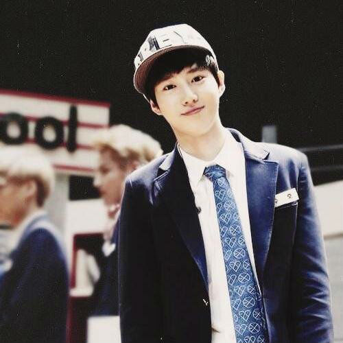 คิม จุนมยอน นักศึกษาจบใหม่ ไฟเเรง ดีกรีนักเรียนนอกเกรดนิยม ผู้ช่วยอู๋อี้ฝาน