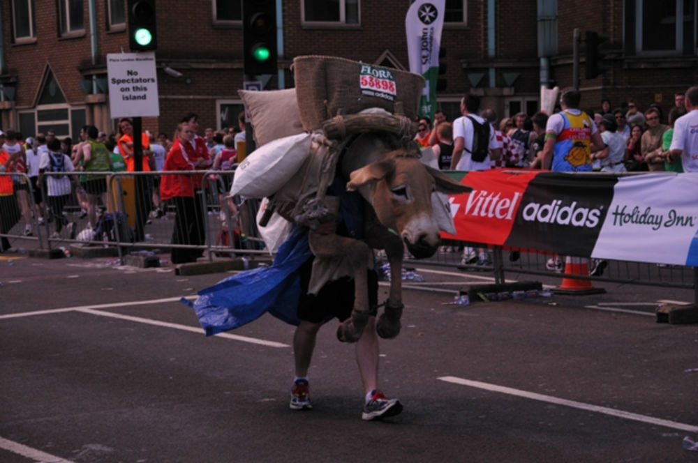 ถ้าชุดวิ่งมาราธอนจะต้องแต่งกันขนาดนี้! #คอสเพลย์ ยังอาย 55555 ขอวิ่ง ...