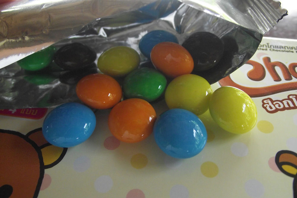 รีวิว ลูกอมรสช็อคโกเเลตเคลือบน้ำตาล ที่เเถมบ้านกระดาษรีเเลคคุมะ ...