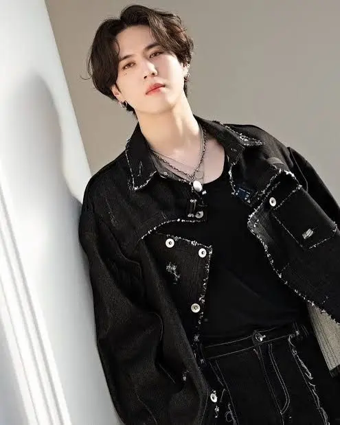 ยูคยอม หรือ สิบตำรวจเอก ยูคยอม คิม น้องเล็กของทีมสืบสวนอาชญากรรมของสำนักงานกองปราบปราม