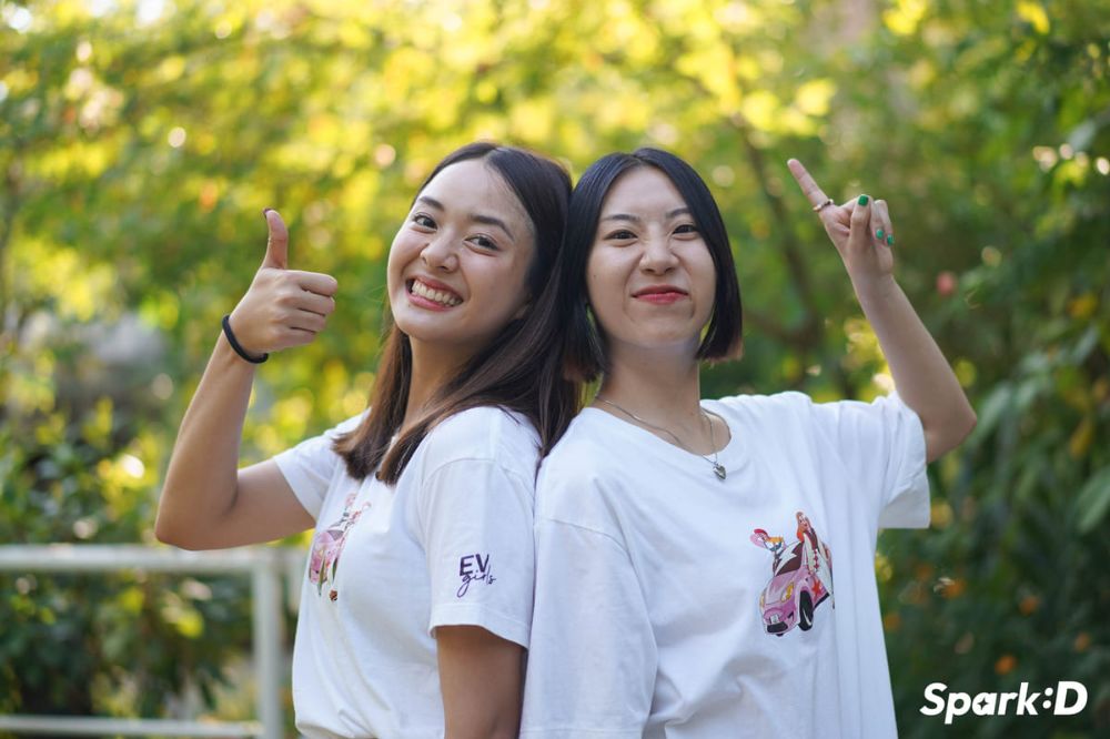 “พี่ปัง พี่อาย” EV Girls จากสองสาวนักเล่าเรื่อง สู่การเป็นนักรีวิวรถ EV ที่ชวนติดตาม!