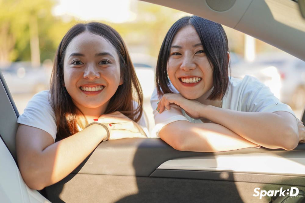 “พี่ปัง พี่อาย” EV Girls จากสองสาวนักเล่าเรื่อง สู่การเป็นนักรีวิวรถ EV ที่ชวนติดตาม!