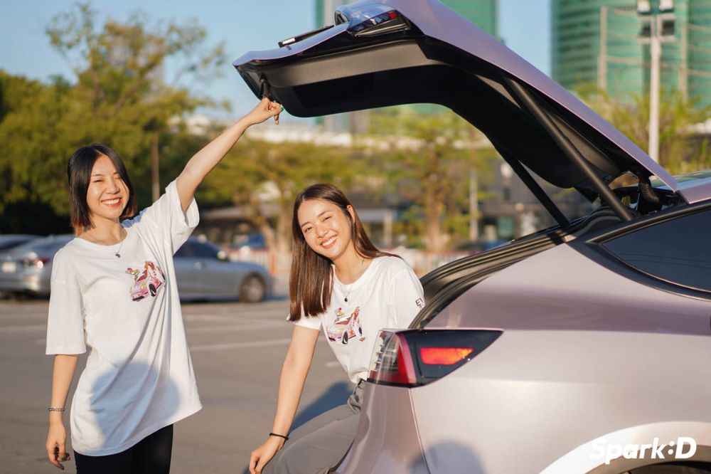 “พี่ปัง พี่อาย” EV Girls จากสองสาวนักเล่าเรื่อง สู่การเป็นนักรีวิวรถ EV ...