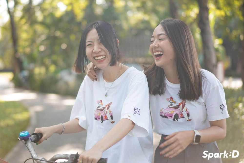 “พี่ปัง พี่อาย” EV Girls จากสองสาวนักเล่าเรื่อง สู่การเป็นนักรีวิวรถ EV ...