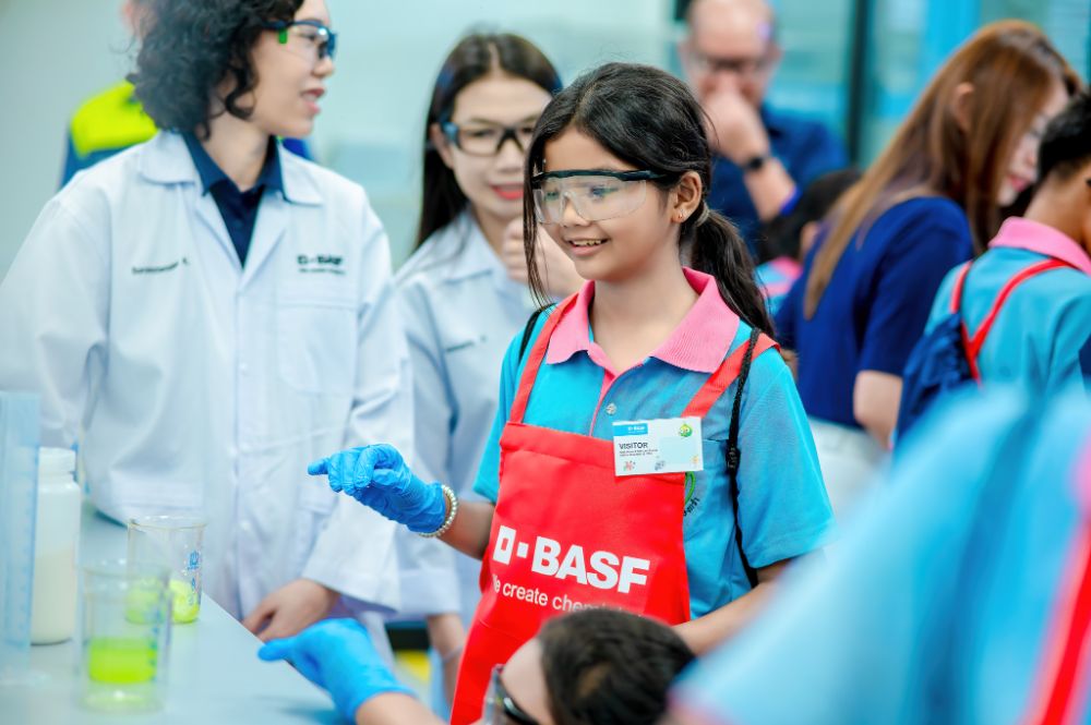 บีเอเอสเอฟ จัดกิจกรรมคิดส์แล็บ (Kids’ Lab) ที่โรงงาน จ. ระยอง | Dek-D.com