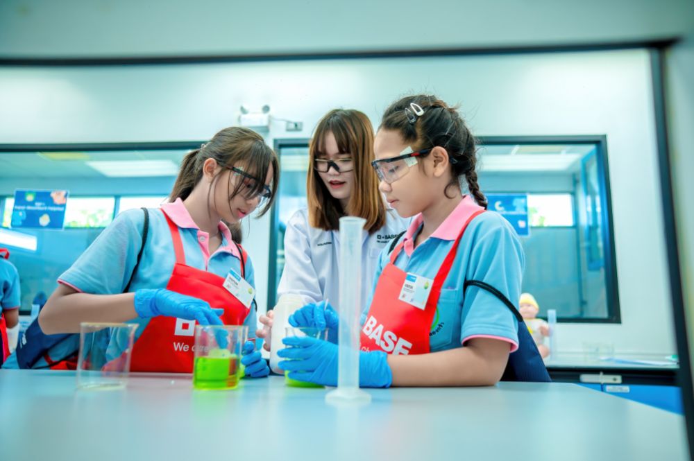 บีเอเอสเอฟ จัดกิจกรรมคิดส์แล็บ (Kids’ Lab) ที่โรงงาน จ. ระยอง | Dek-D.com